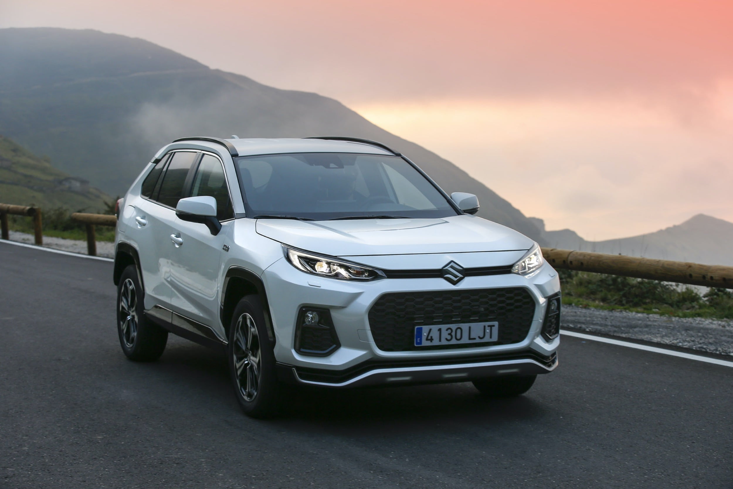 Nuevas imágenes del Suzuki Across, el híbrido enchufable con 301 hp y ...