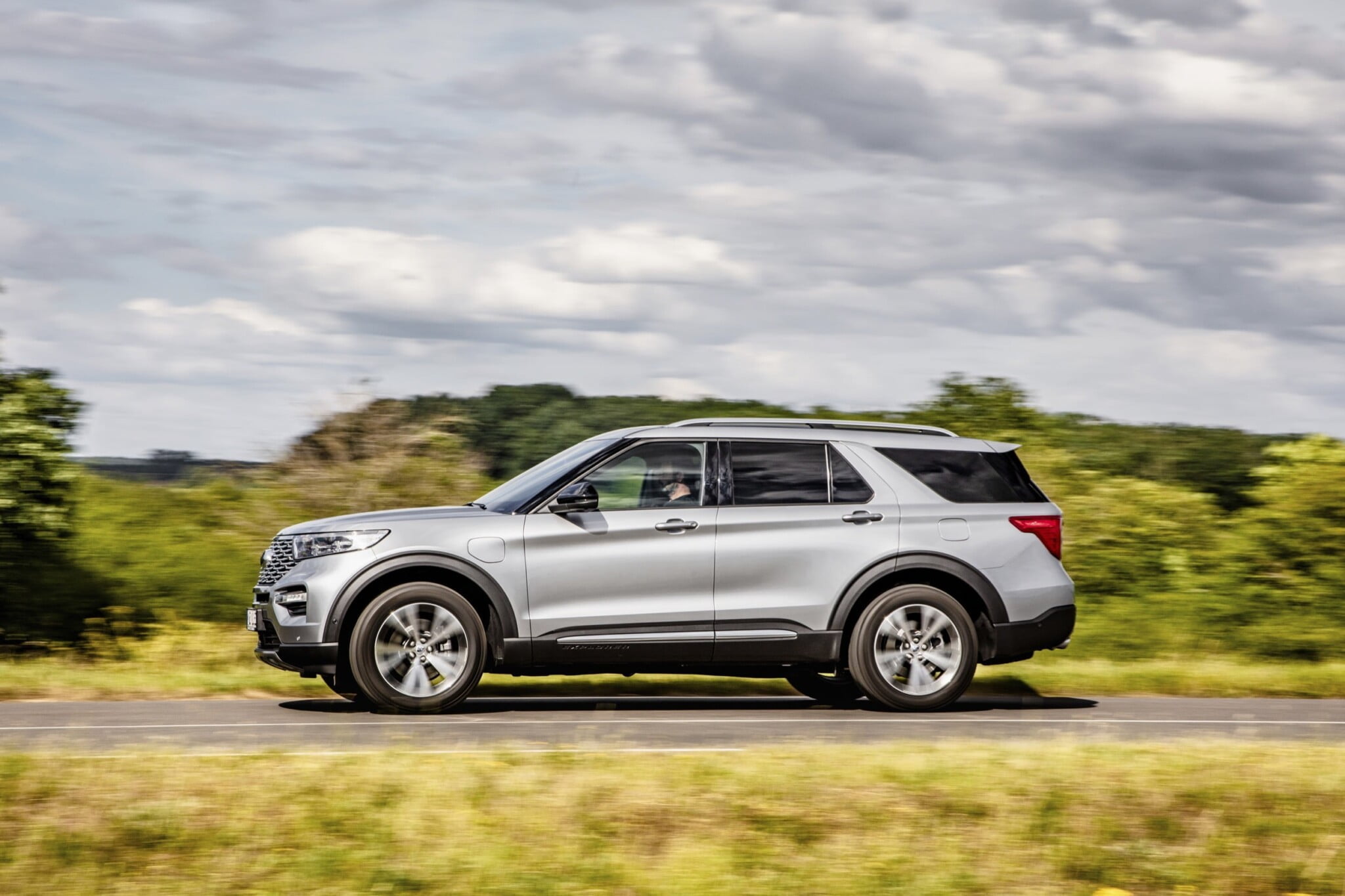 Ford empezó a vender el Explorer PHEV en Europa con una PS5 de regalo ...