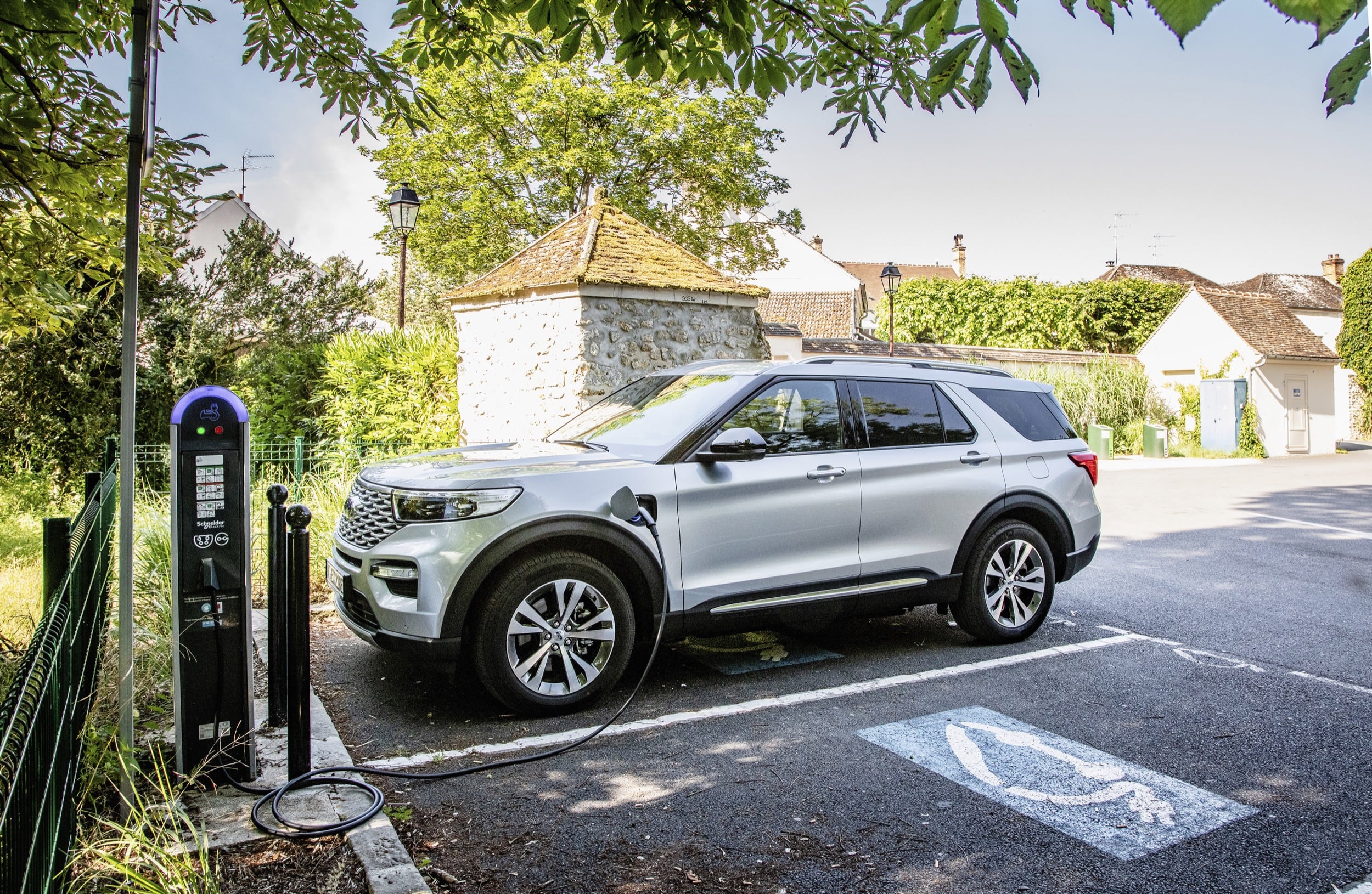 Ford empezó a vender el Explorer PHEV en Europa con una PS5 de regalo ...