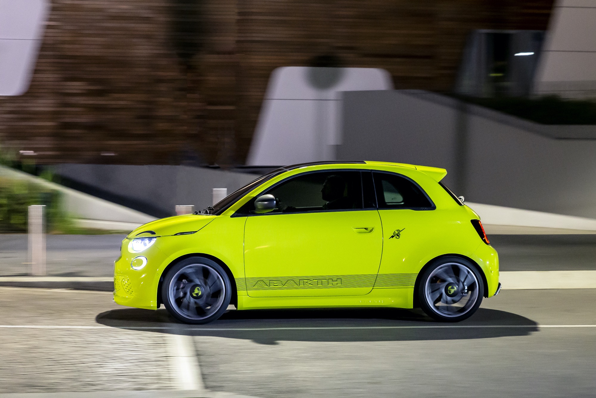 Abarth 500e: Así es el primer "escorpión" eléctrico con 153 hp - Deagencia