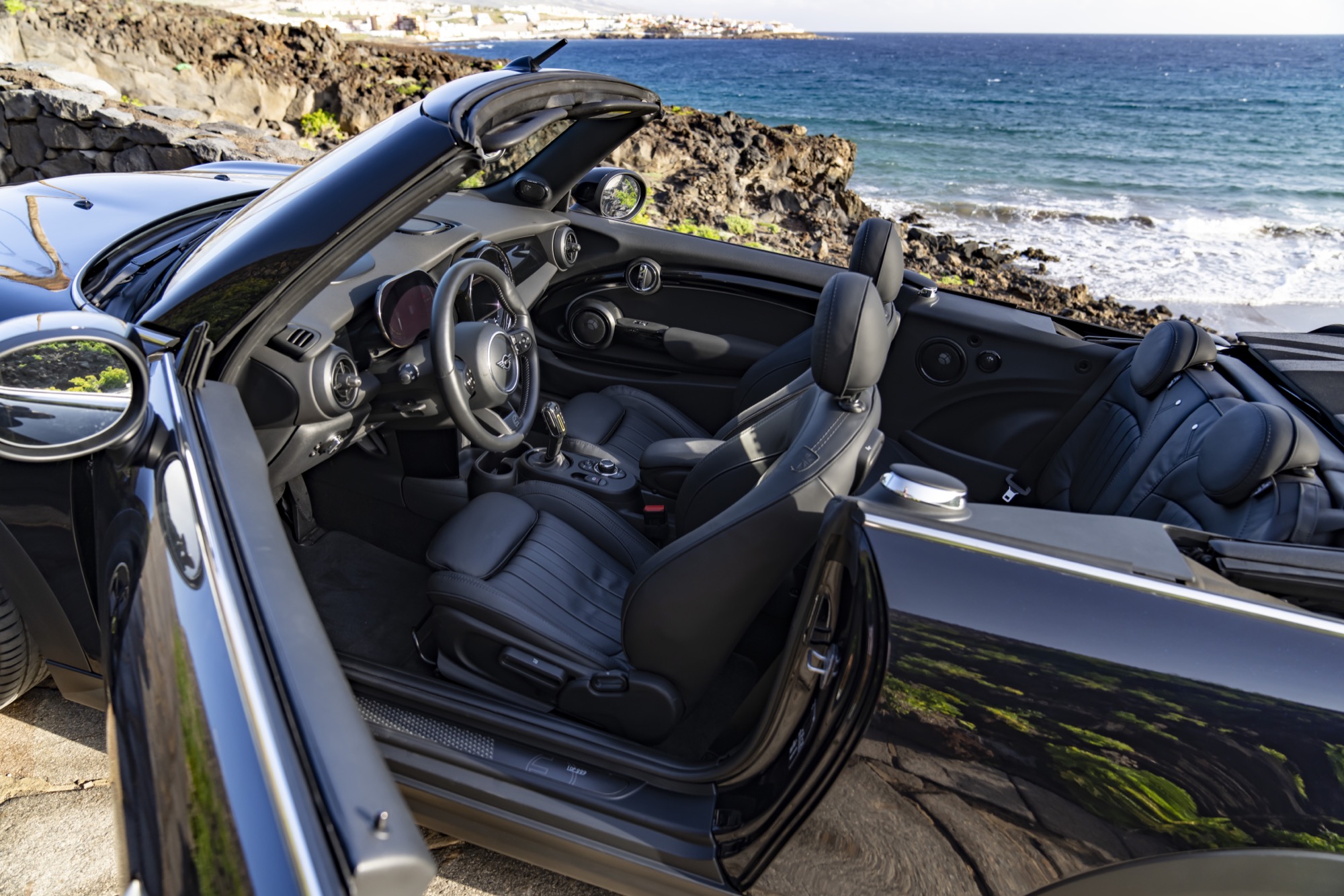 El MINI Cooper SE Convertible eléctrico empezó su vida comercial ...