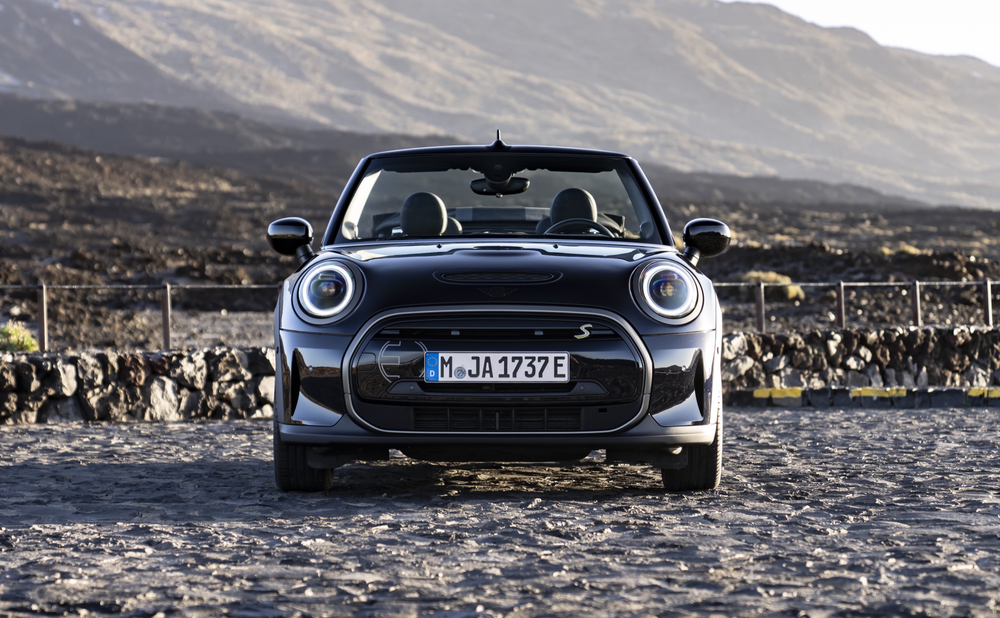 El MINI Cooper SE Convertible eléctrico empezó su vida comercial ...