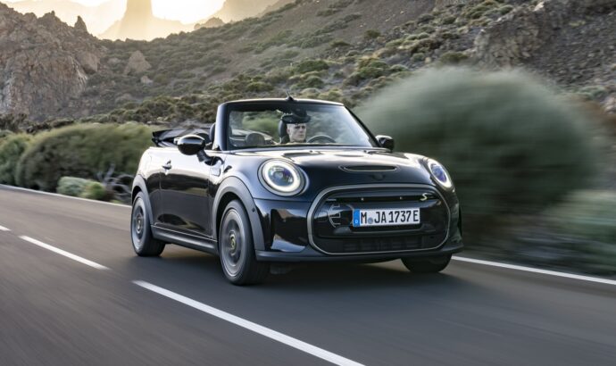 El MINI Cooper SE Convertible eléctrico empezó su vida comercial ...