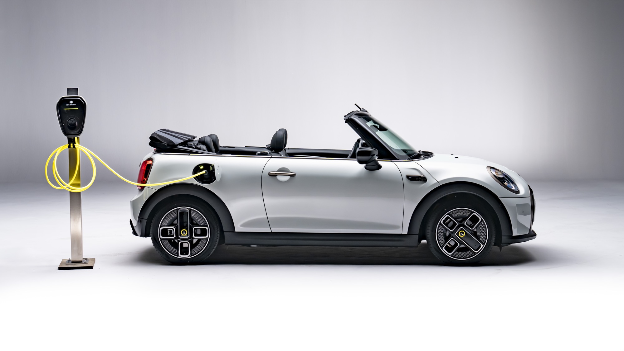 El MINI Cooper SE Convertible eléctrico empezó su vida comercial ...