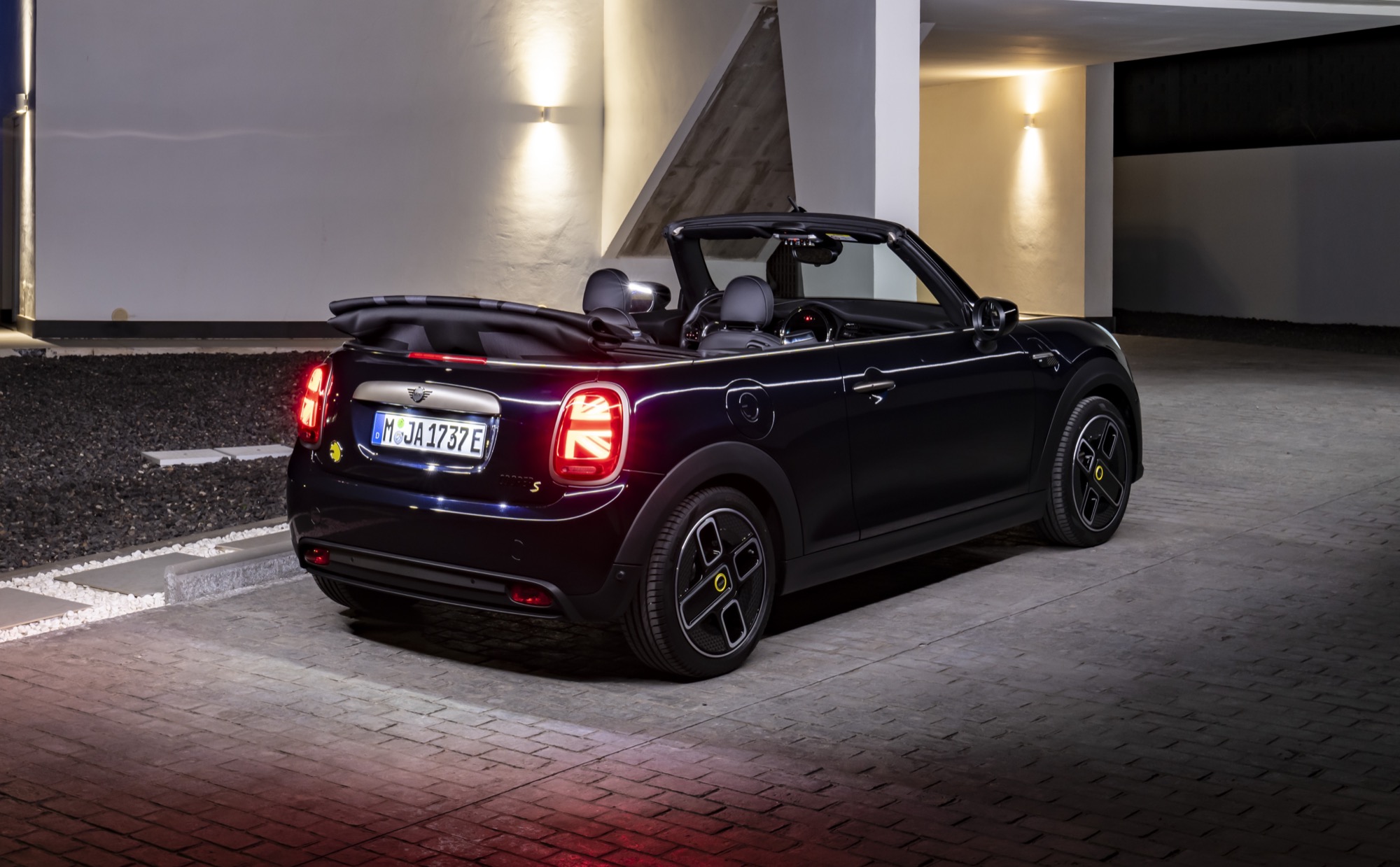 El MINI Cooper SE Convertible eléctrico empezó su vida comercial ...