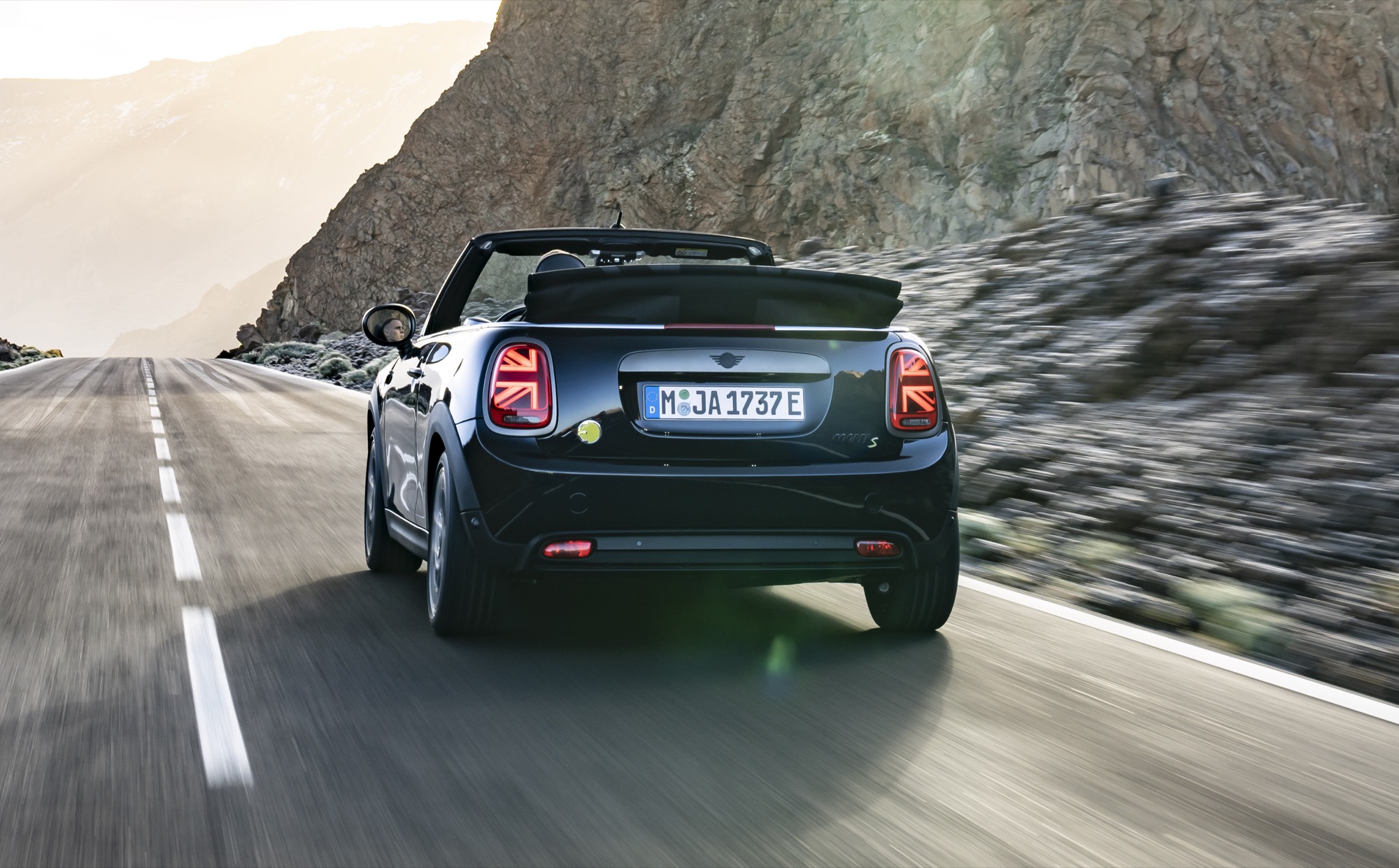 El MINI Cooper SE Convertible eléctrico empezó su vida comercial ...