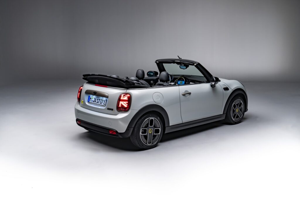 El MINI Cooper SE Convertible eléctrico empezó su vida comercial ...