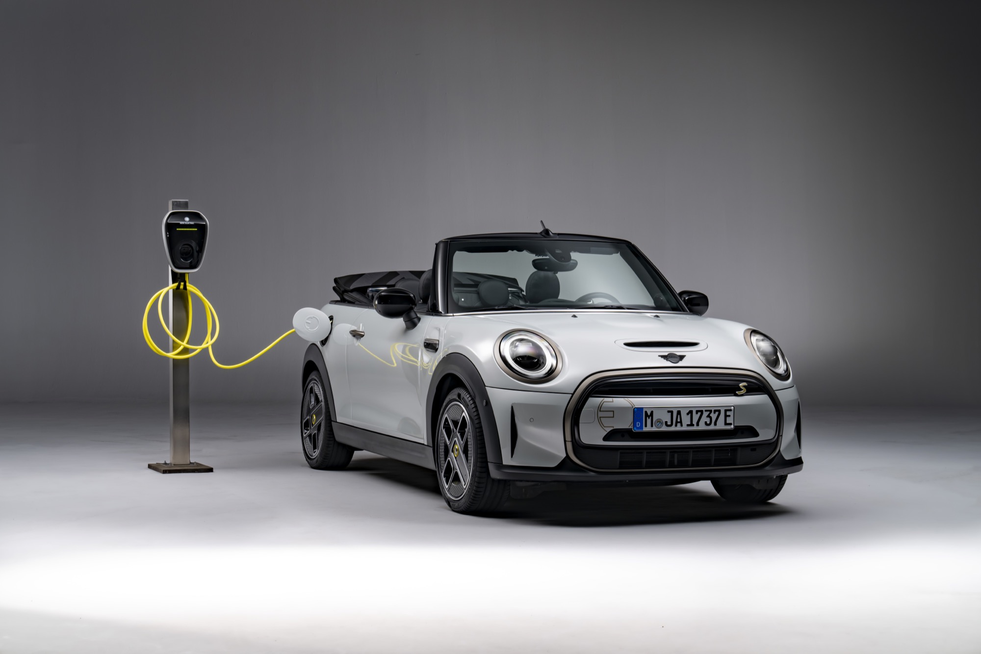 El MINI Cooper SE Convertible eléctrico empezó su vida comercial ...