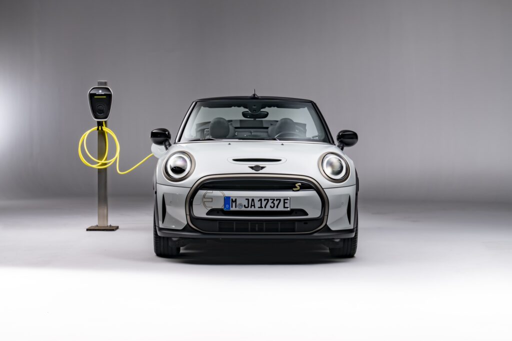 El MINI Cooper SE Convertible eléctrico empezó su vida comercial ...