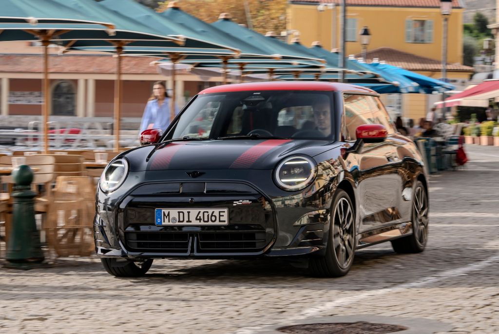 El Mini Cooper SE de última generación recibe el kit deportivo JCW ...