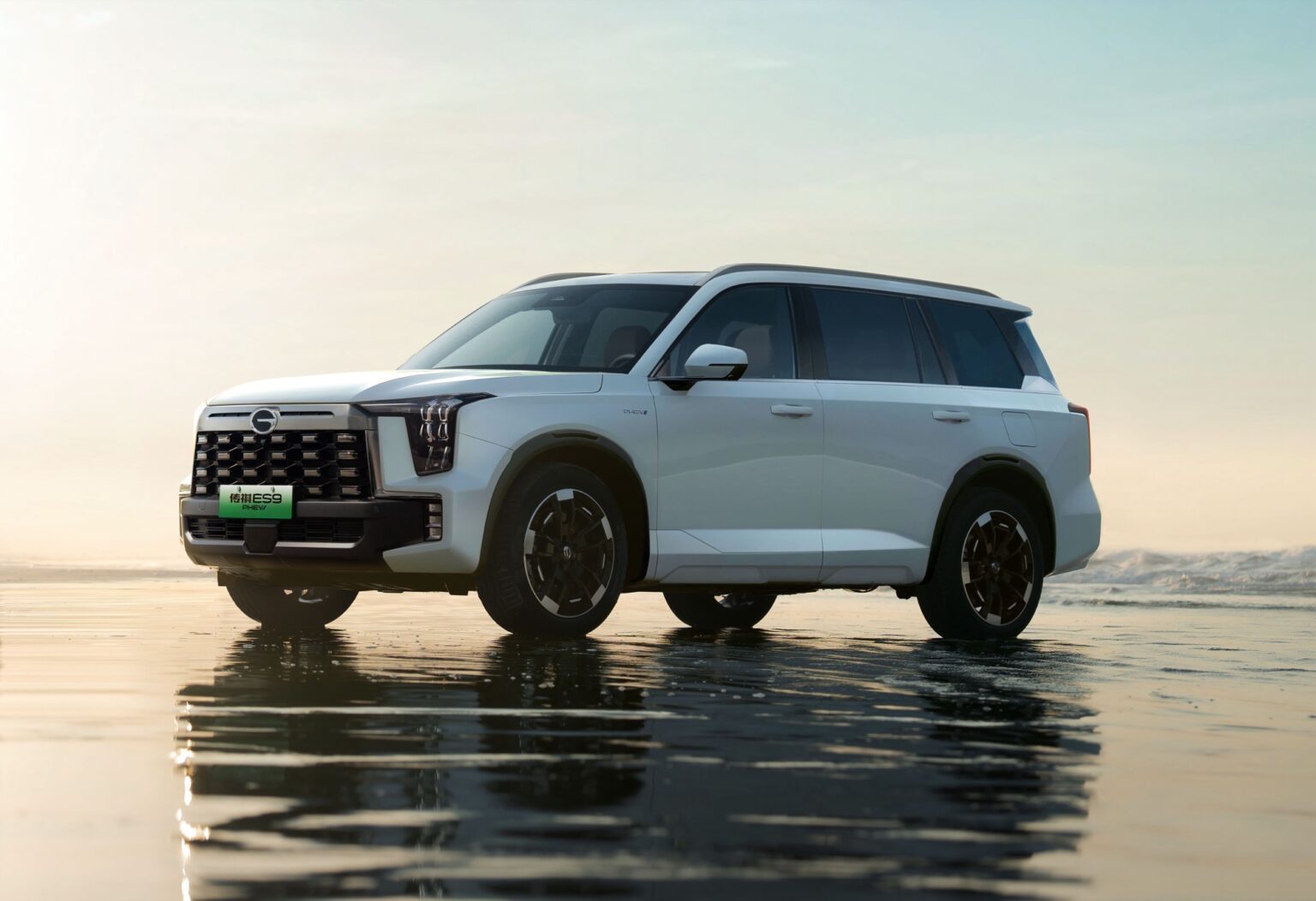 El GAC Trumpchi ES9 debutó como la versión híbrida enchufable (PHEV) del GS8 con 143 km de ...