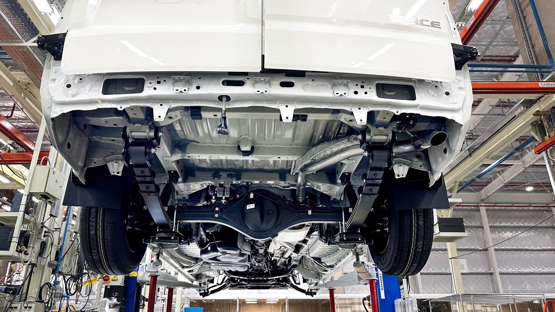 El Toyota Hiace ahora también se fabrica en Argentina, al igual que la ...