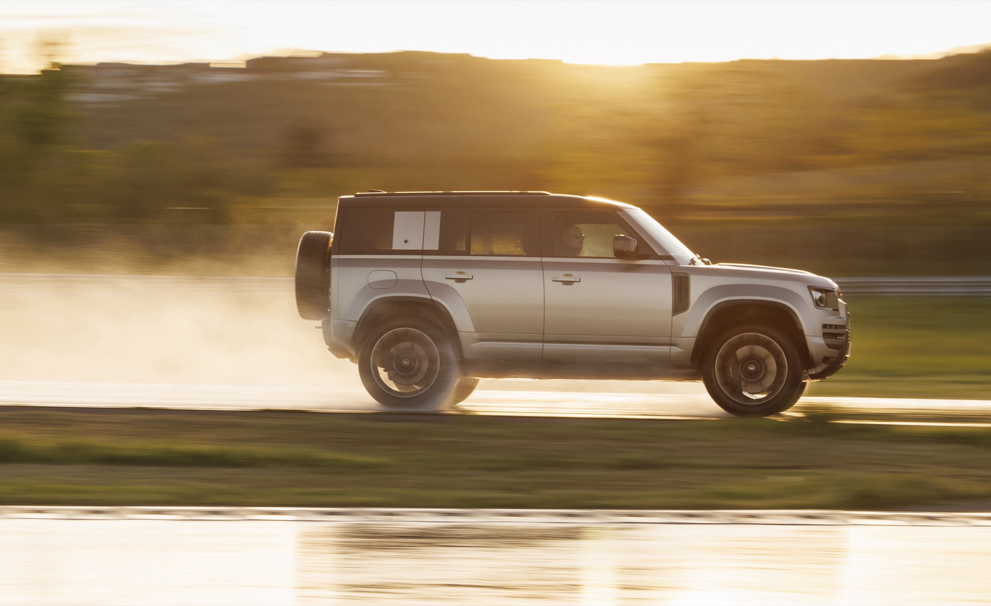 Land Rover Defender Octa 2025: Ficha técnica, imágenes y videos - Deagencia