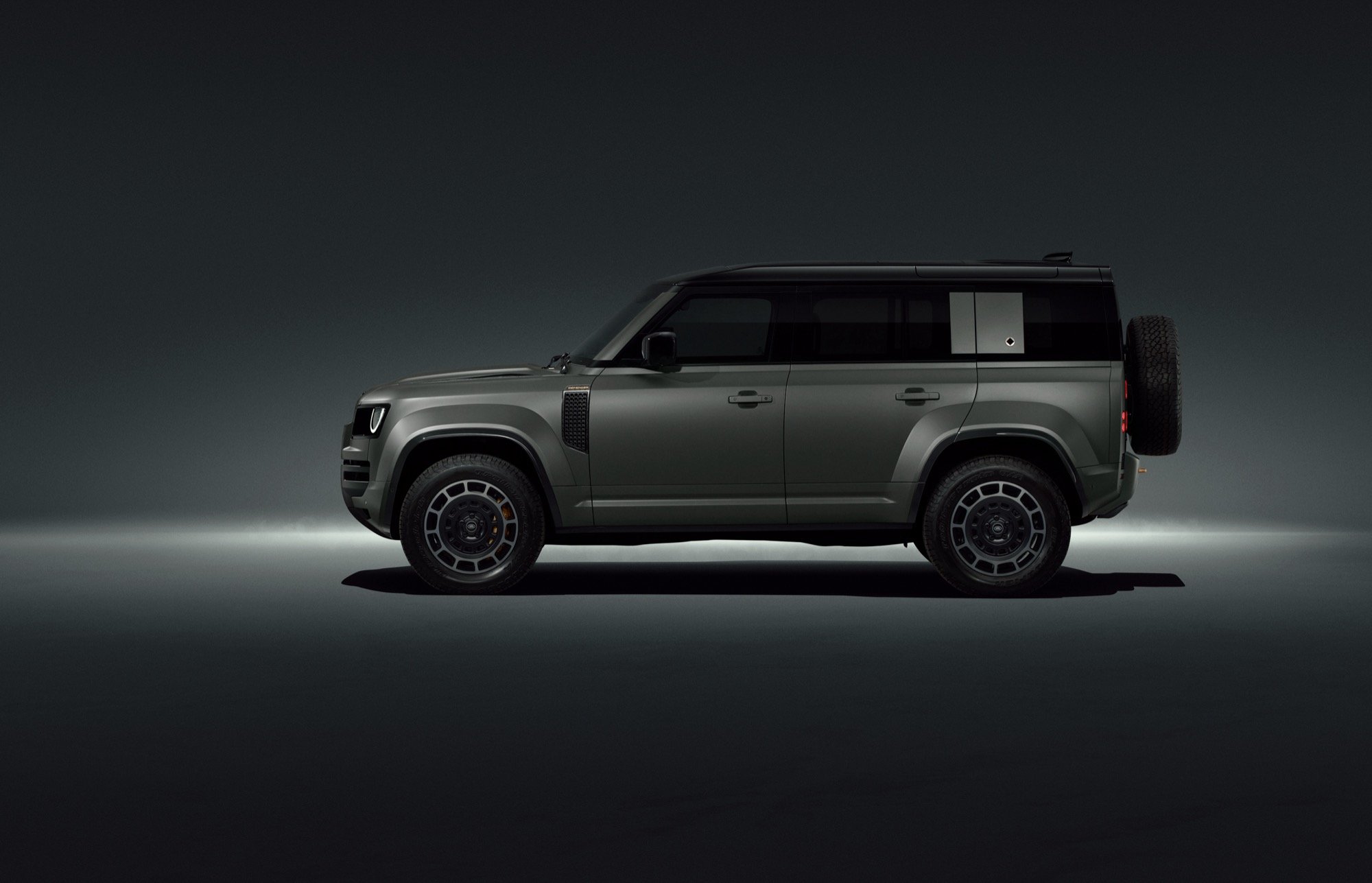 Land Rover Defender Octa 2025: Ficha técnica, imágenes y videos - Deagencia