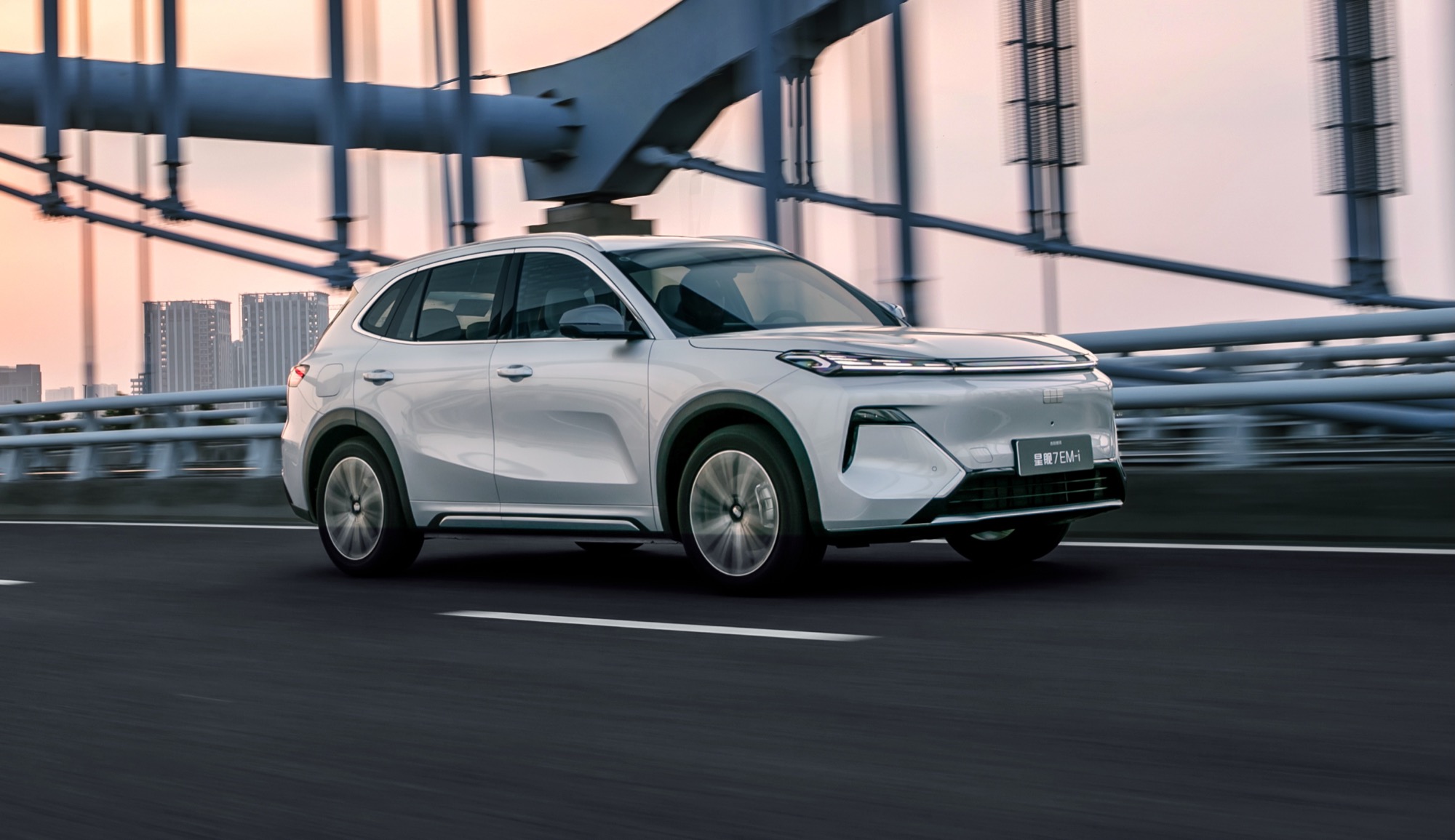 El Geely Galaxy Starship 7 es otro SUV PHEV que promete más de 1,000 km de autonomía mixta ...